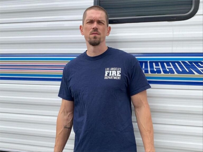 Steve Howey Biography, Net worth, Wiki, Age, Height, Wife